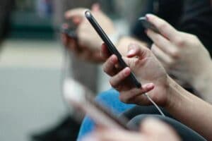 Handysucht / Smartphone-Sucht – Symptome sowie Verhaltensmerkmale.